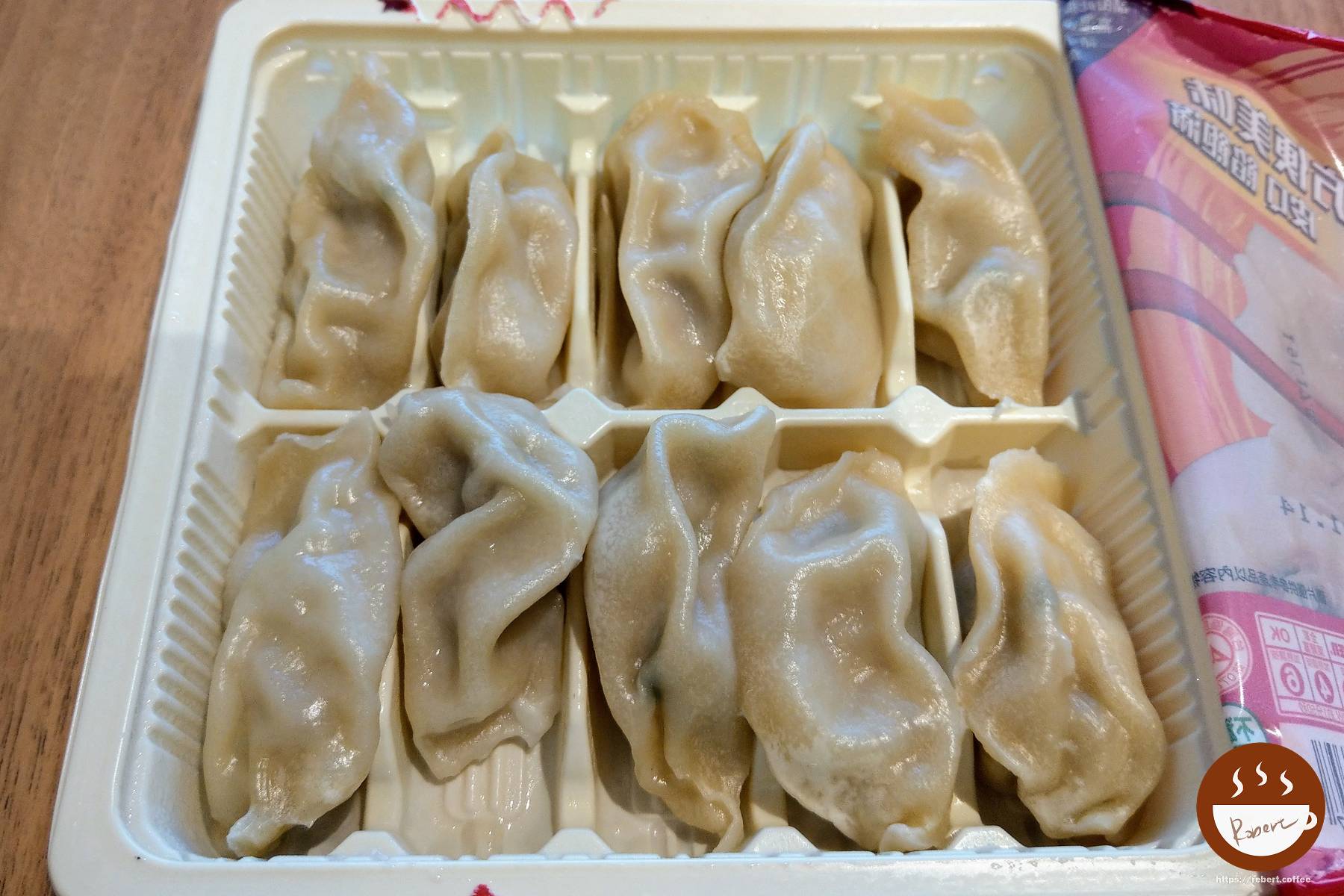 及第冷藏豬肉熟水餃試吃10入裝便宜好吃又多汁，全家便利商店7 11的午晚餐消夜好選擇