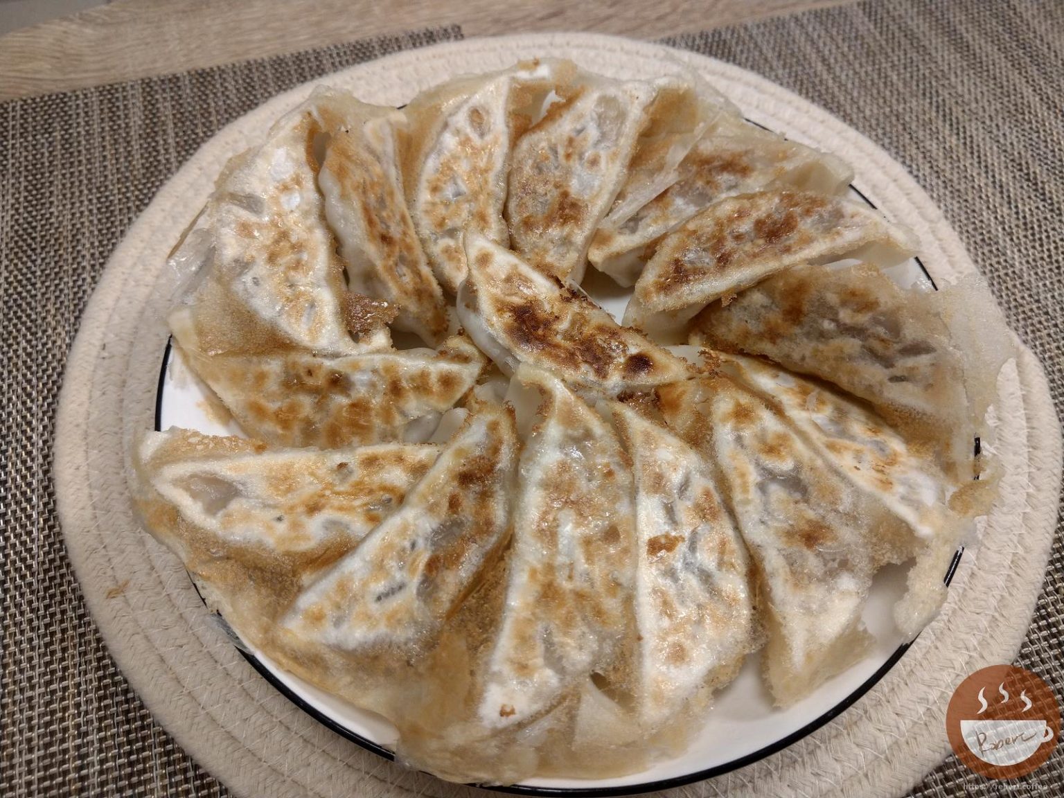 日式煎餃食譜步驟分享 : 10分鐘煎出超漂亮的黃金煎餃、冰花煎餃 - Robert Coffee