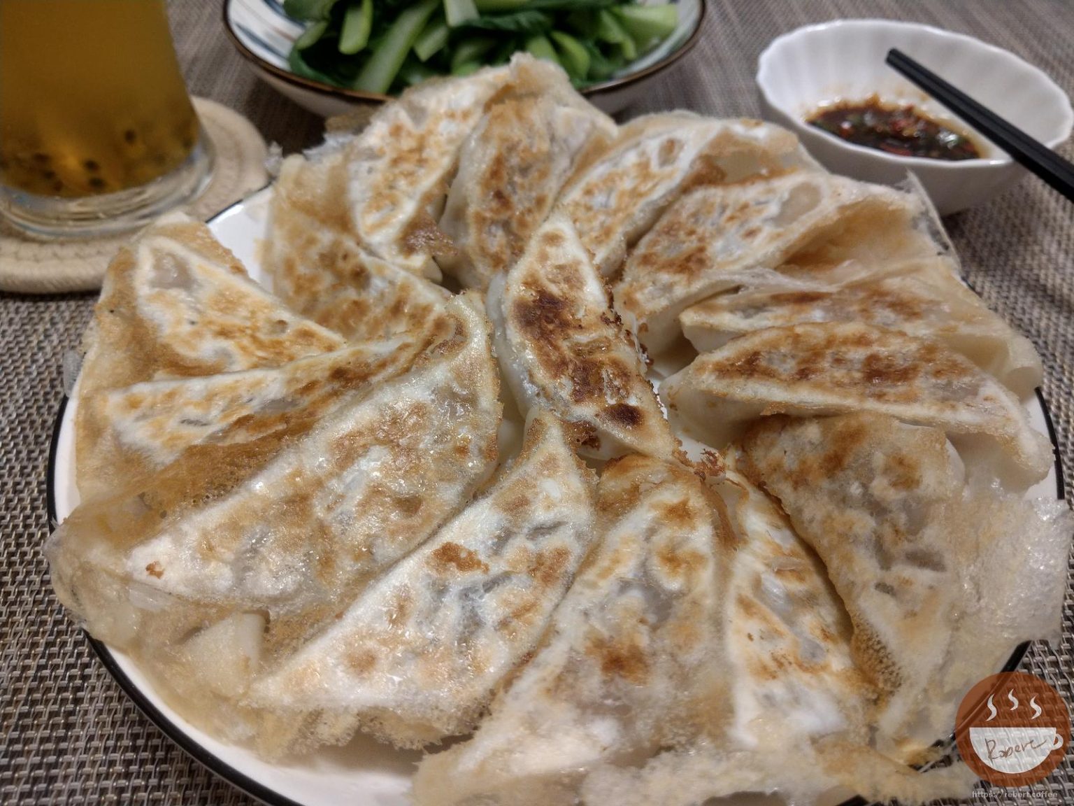 日式煎餃食譜步驟分享 : 10分鐘煎出超漂亮的黃金煎餃、冰花煎餃 - Robert Coffee
